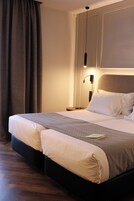 Roupas de cama premium, frigobar, cofres nos quartos, escrivaninha