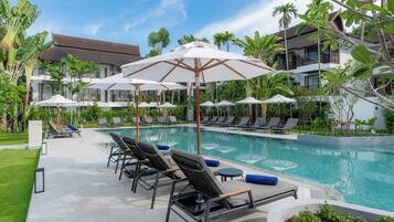 3 piscinas exteriores, guarda-sóis, espreguiçadeiras