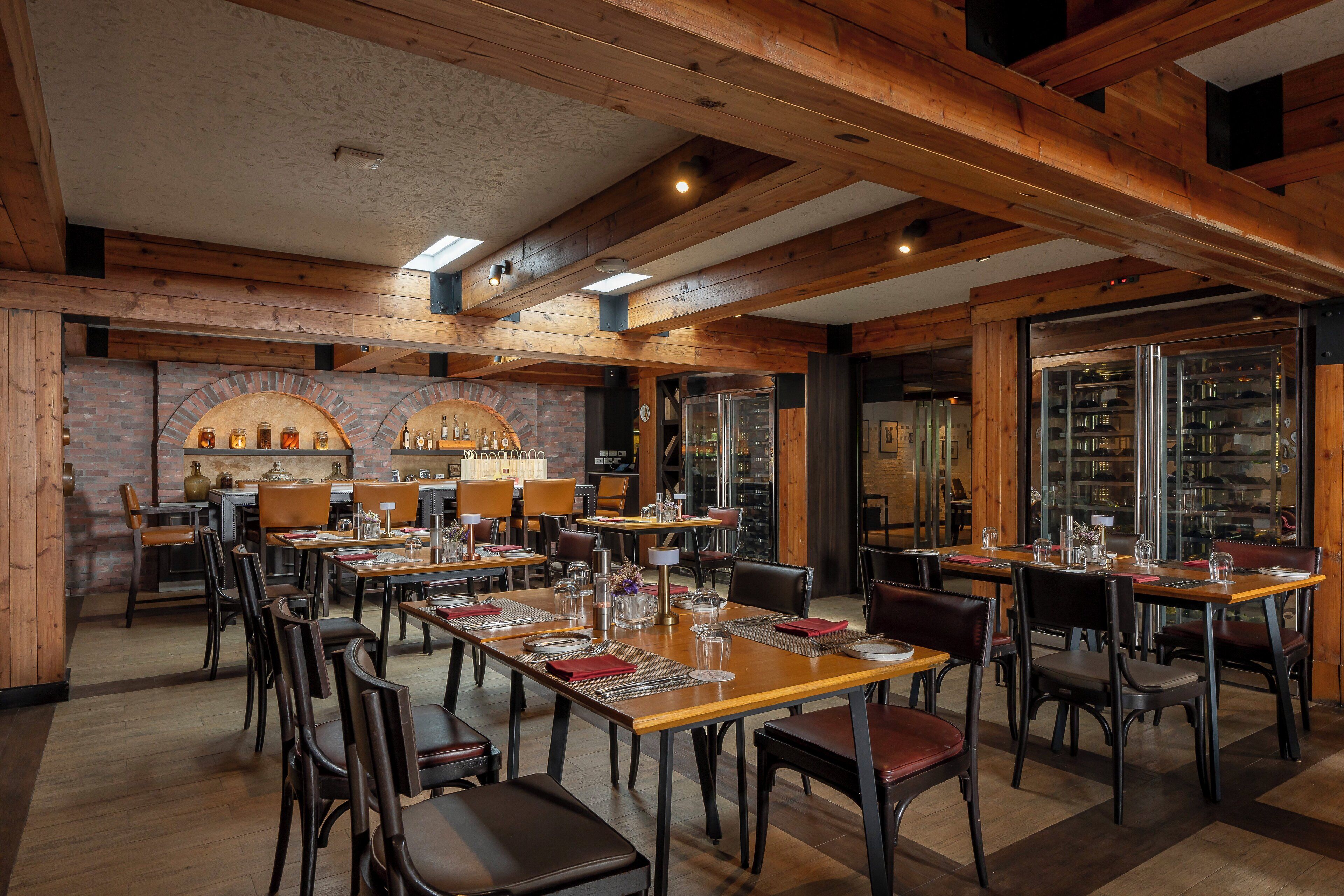 2 restaurantes: opção de café da manhã, almoço e jantar