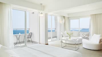 Minibar, cofre com capacidade para portátil, secretária