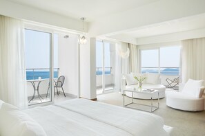 Minibar, cofre com capacidade para portátil, secretária 