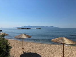 Espreguiçadeiras, guarda-sóis, toalhas de praia, prática de pesca 