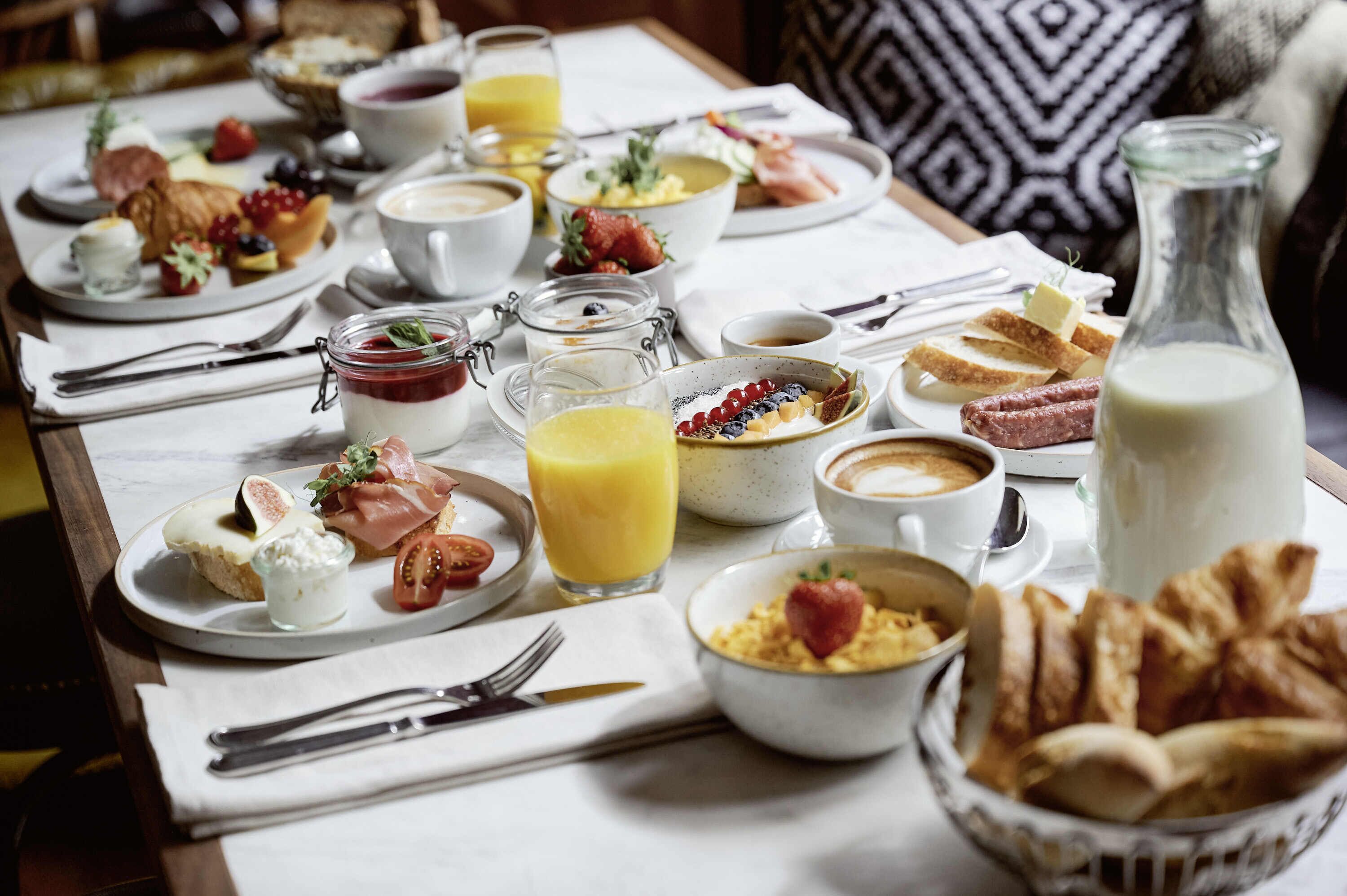 Café da manhã com buffet todos os dias (CHF 28 por pessoa) 