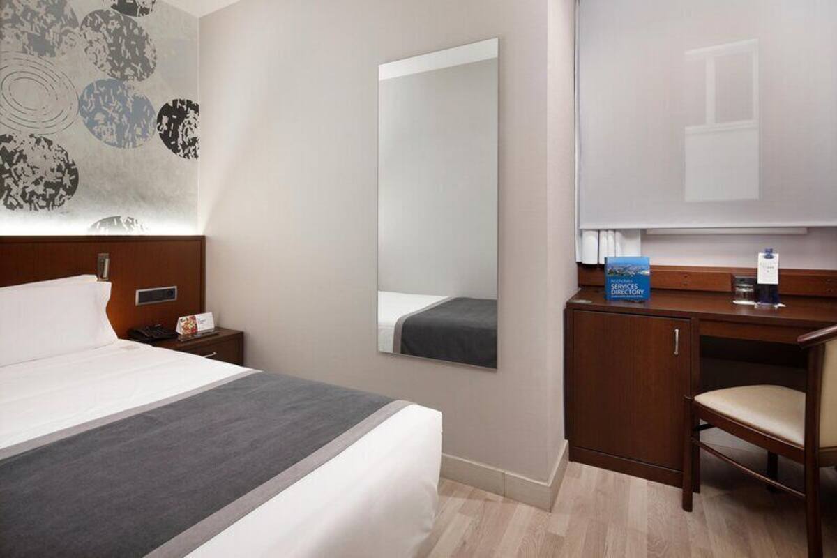 Quarto Individual | Minibar, cofre no quarto, secretária, cortinas/cortinados opacos 