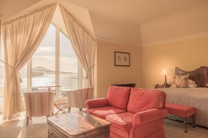 1 quarto, cofre no quarto, secretária 