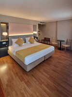 Quarto casal superior | Frigobar, cofres nos quartos, escrivaninha, cortinas blackout