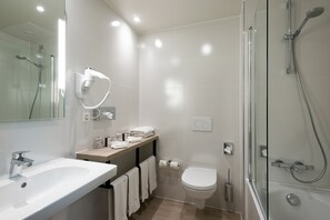 Quarto Familiar | Casa de banho | Artigos de higiene ecológicos, um secador de cabelo, toalhas fornecidas 