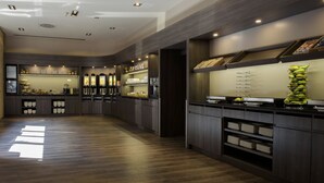 Cozinha moderna com armários de madeira, eletrodomésticos de aço inoxidável e diversos utensílios de cozinha.