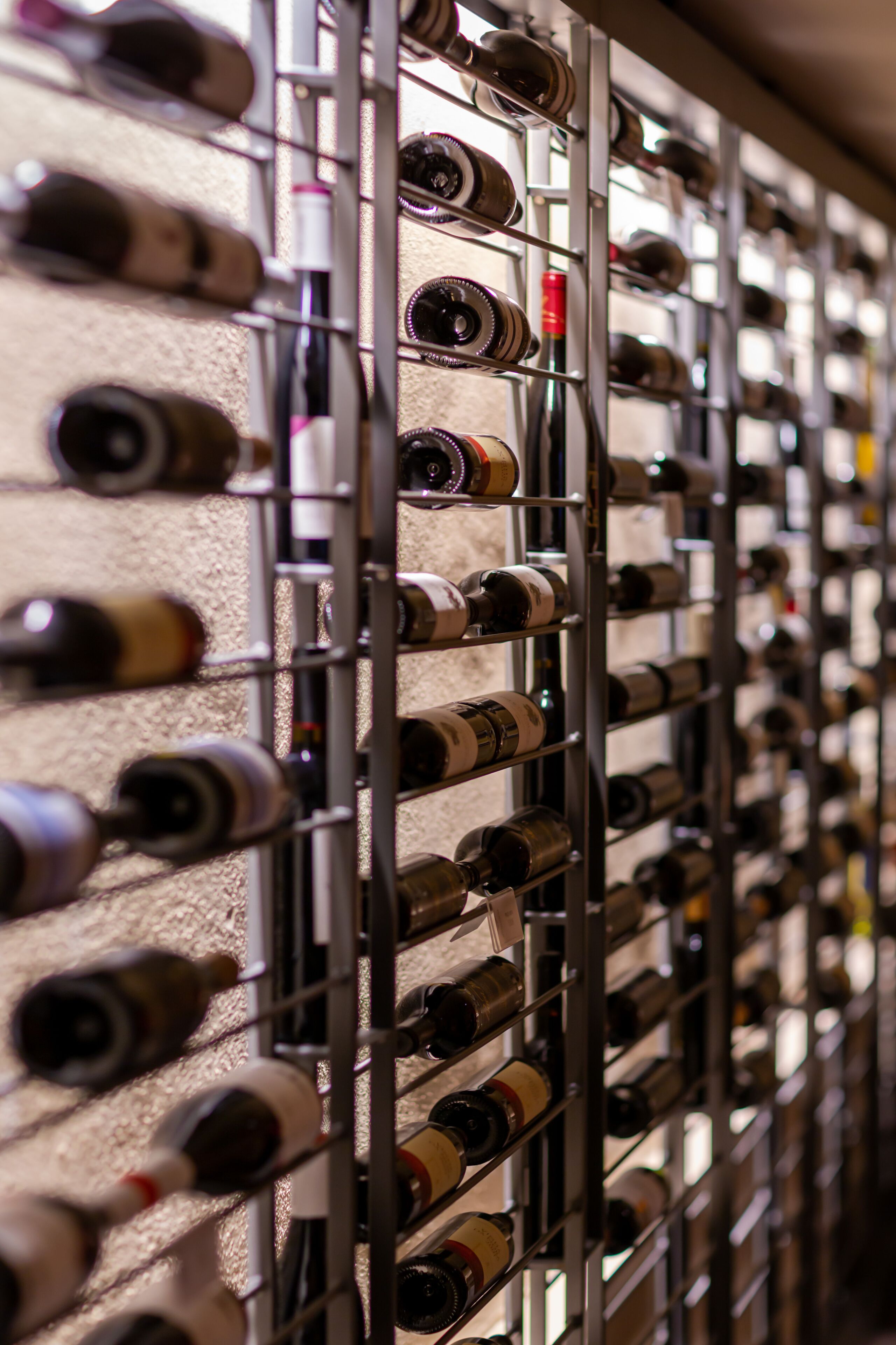 Uma adega com várias garrafas de vinho.
