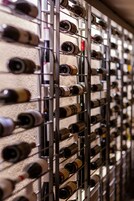 Uma adega com várias garrafas de vinho.