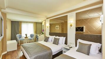 Frigobar, cofres nos quartos, cortinas blackout, quartos à prova de som