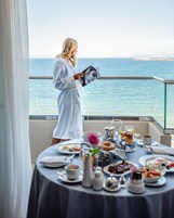 Quarto Duplo Deluxe, vista parcial para o mar | Roupa de alta qualidade, minibar, cofre no quarto, secretária 