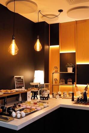 Café da manhã completo todos os dias (EUR 15.5 por pessoa) 