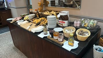 Café da manhã com buffet todos os dias mediante uma taxa