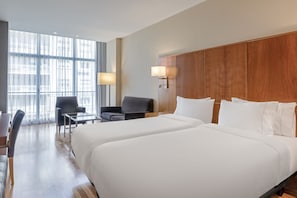 Quarto Superior, 2 camas individuais | Roupa hipoalergénica, minibar, cofre no quarto, secretária 