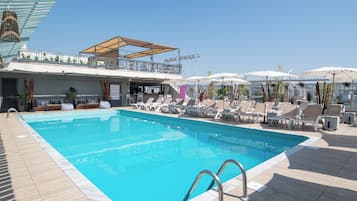 Piscina externa sazonal, funciona das 11h às 19h, guarda-sóis