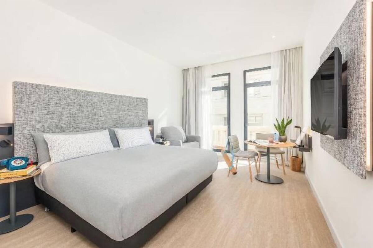 Edredões de penas, minibar grátis, cofre com capacidade para portátil 