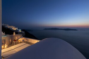 Suíte luxo, banheira de hidromassagem | Vista do quarto