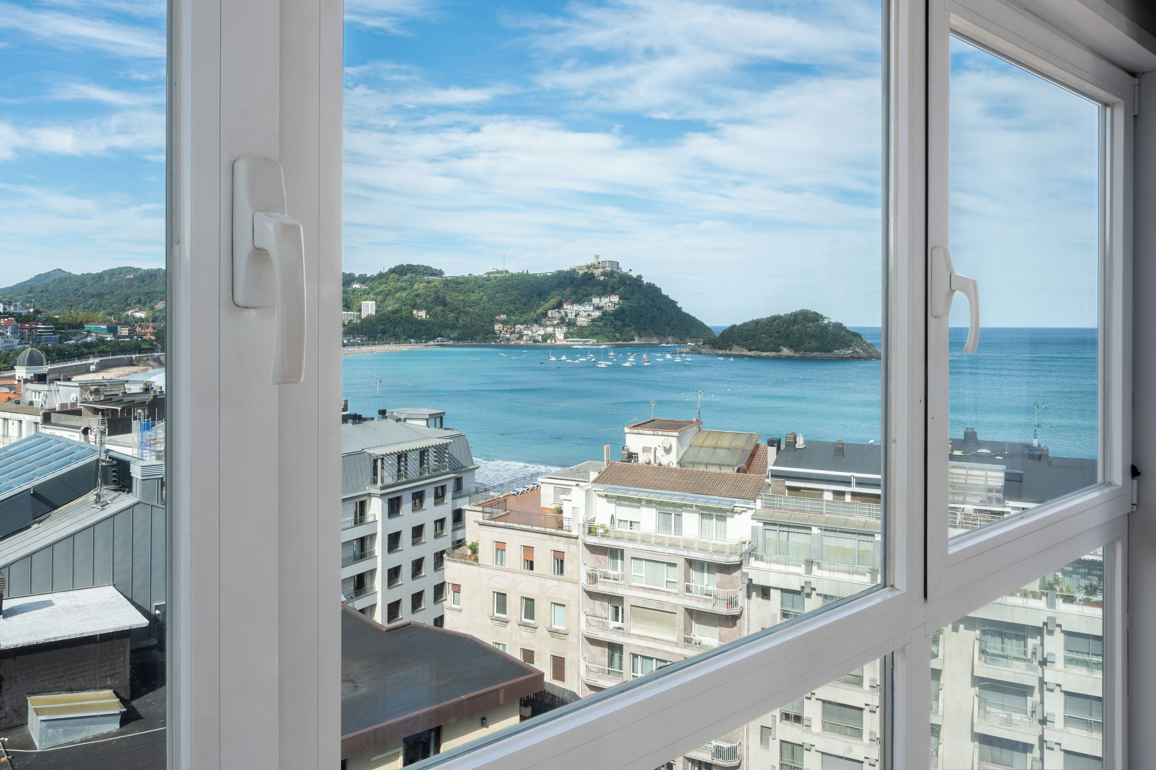 Frigobar, cofres nos quartos, cortinas blackout, Wi-Fi de cortesia
