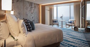 Roupas de cama premium, frigobar, cofres nos quartos