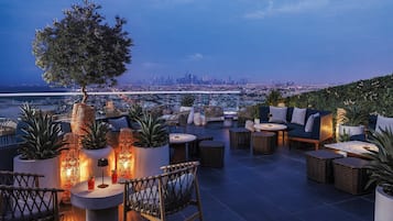 2 bares/lounges, um bar junto à piscina