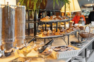 Café da manhã com buffet grátis todos os dias