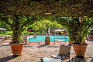 Piscina externa sazonal, espreguiçadeiras