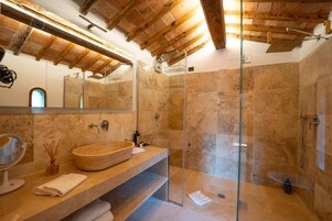 Suite Spa Bath | Banheiro | Banheira, chuveiro com efeito de chuva, secador de cabelo, chinelos