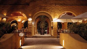 Pequenos-almoços, almoços, jantares servidos, com vista para o jardim