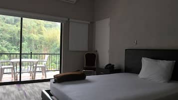 Quarto Standard, 1 quarto, varanda | Secretária, cortinas/cortinados opacos, ferro/tábua de engomar