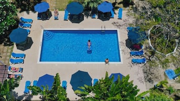 Piscina exterior, guarda-sóis