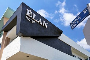 Placa do hotel Elan com a placa da rua Beverly.