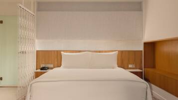 Merdeka Corner | Edredões de penas, camas de colchão pillowtop, minibar