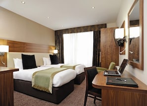 Cofres nos quartos, escrivaninha, cortinas blackout