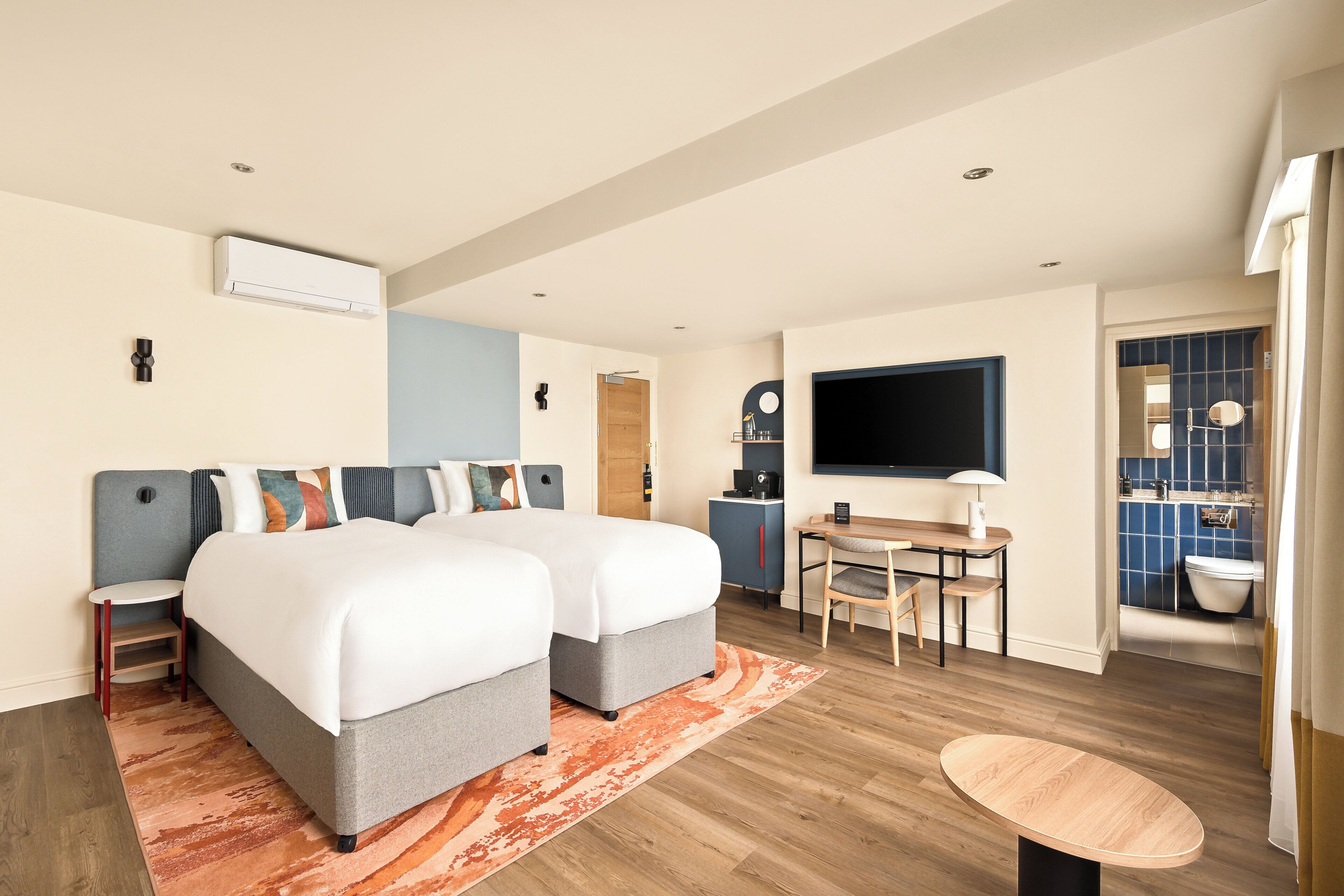 Quarto Premium, 2 camas individuais | Cofre com capacidade para portátil, secretária 