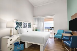 Cofres nos quartos, cortinas blackout, ferros/tábuas de passar roupa