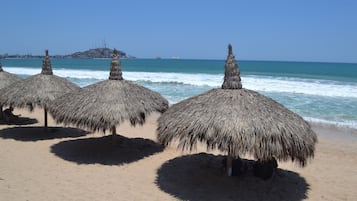 Perto da praia, espreguiçadeiras