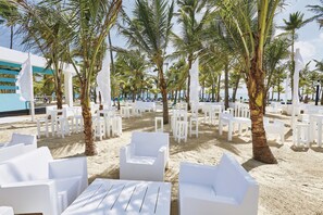 Uma praia privada, espreguiçadeiras, toalhas de praia, mergulho 