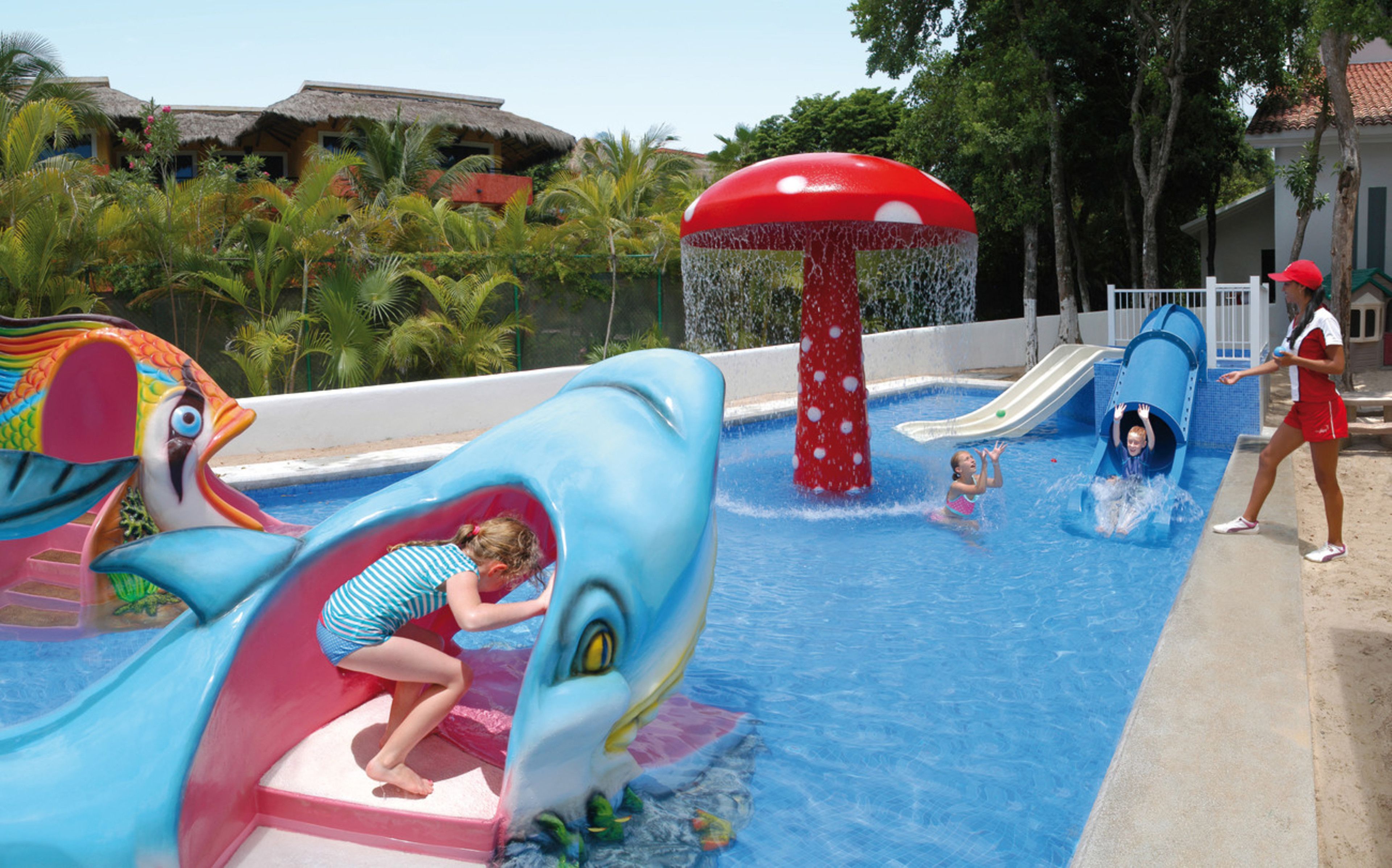 Um parque aquático com toboáguas e uma grande fonte de água.