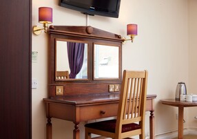 Quarto casal | Escrivaninha, ferros/tábuas de passar roupa, Wi-Fi de cortesia