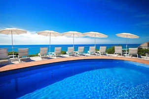 2 piscinas externas, espreguiçadeiras