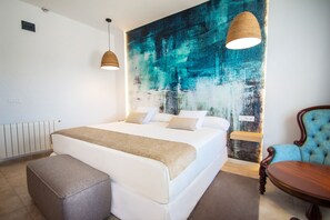 Minibar, cofre no quarto, secretária, quartos insonorizados 