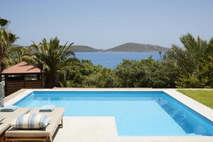 One Bedroom Royalty Villa Heatable Private Pool | Vista do quarto