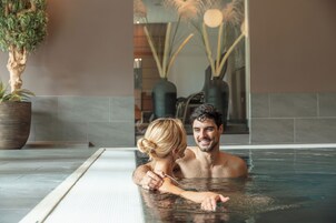 Piscina interior, piscina exterior, espreguiçadeiras 