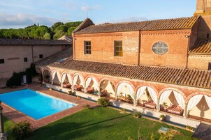 Piscina externa, guarda-sóis, espreguiçadeiras