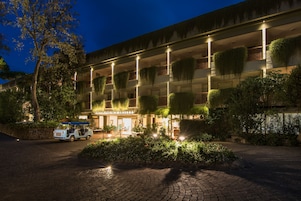 Fachada da propriedade à noite
