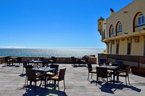 2 restaurantes, que servem almoços, jantares, também cozinha portuguesa 