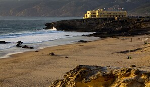 Perto da praia, praia de areia branca, toalhas de praia, windsurf 