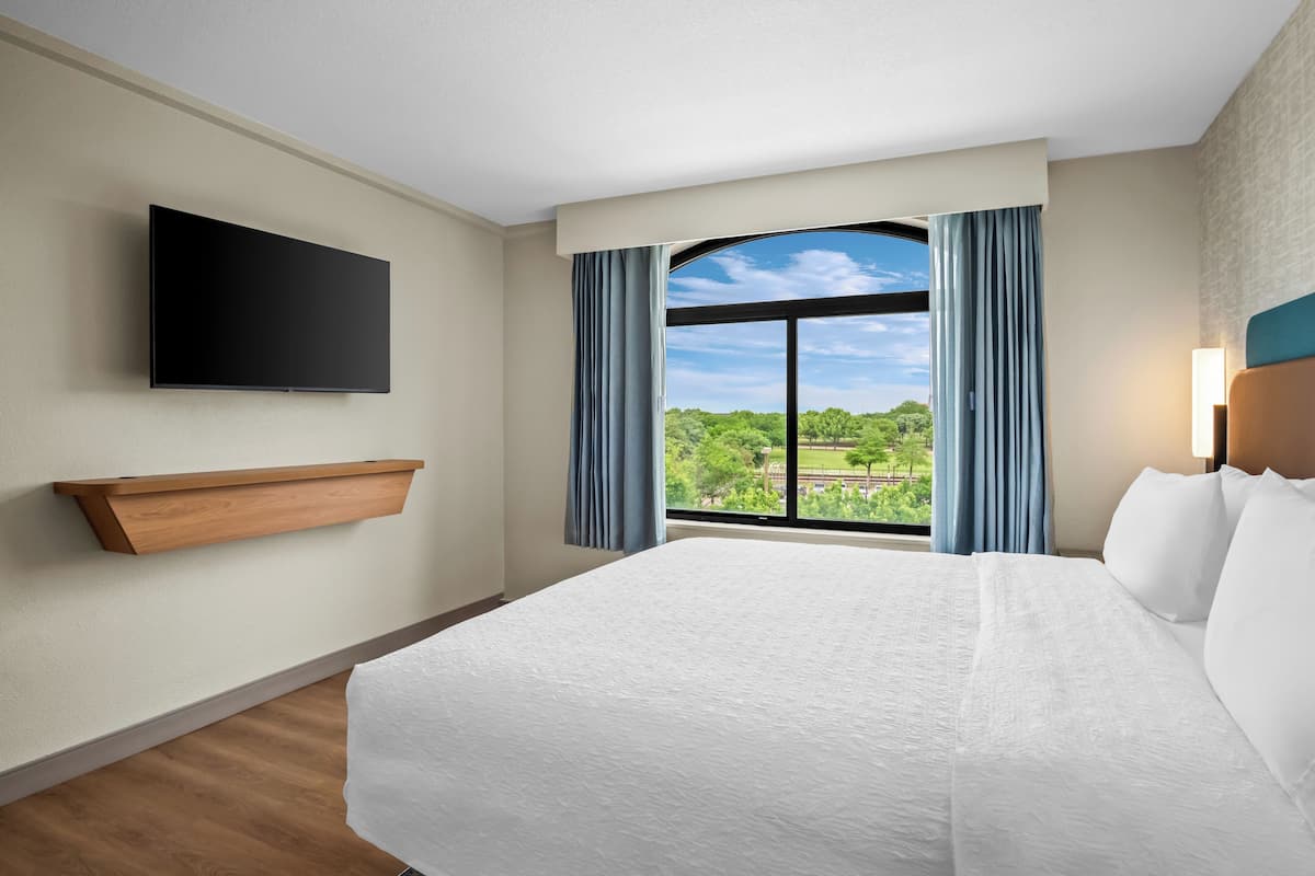 Roupa de alta qualidade, cofre no quarto, secretária