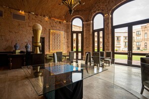 2 restaurantes: opção de café da manhã, almoço e jantar